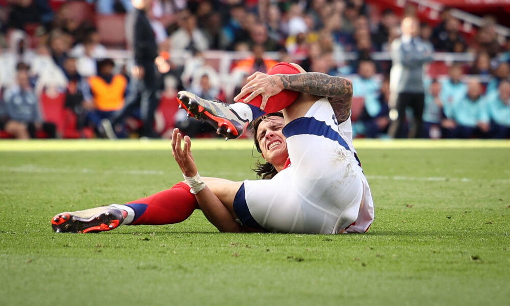 Riccardo Calafiori Suffers a Potential Knee Injury - Gooner Daily