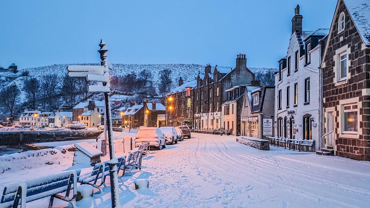 Scotland Hit With 20cm of Snow, Blizzard Conditions Cause Disruption